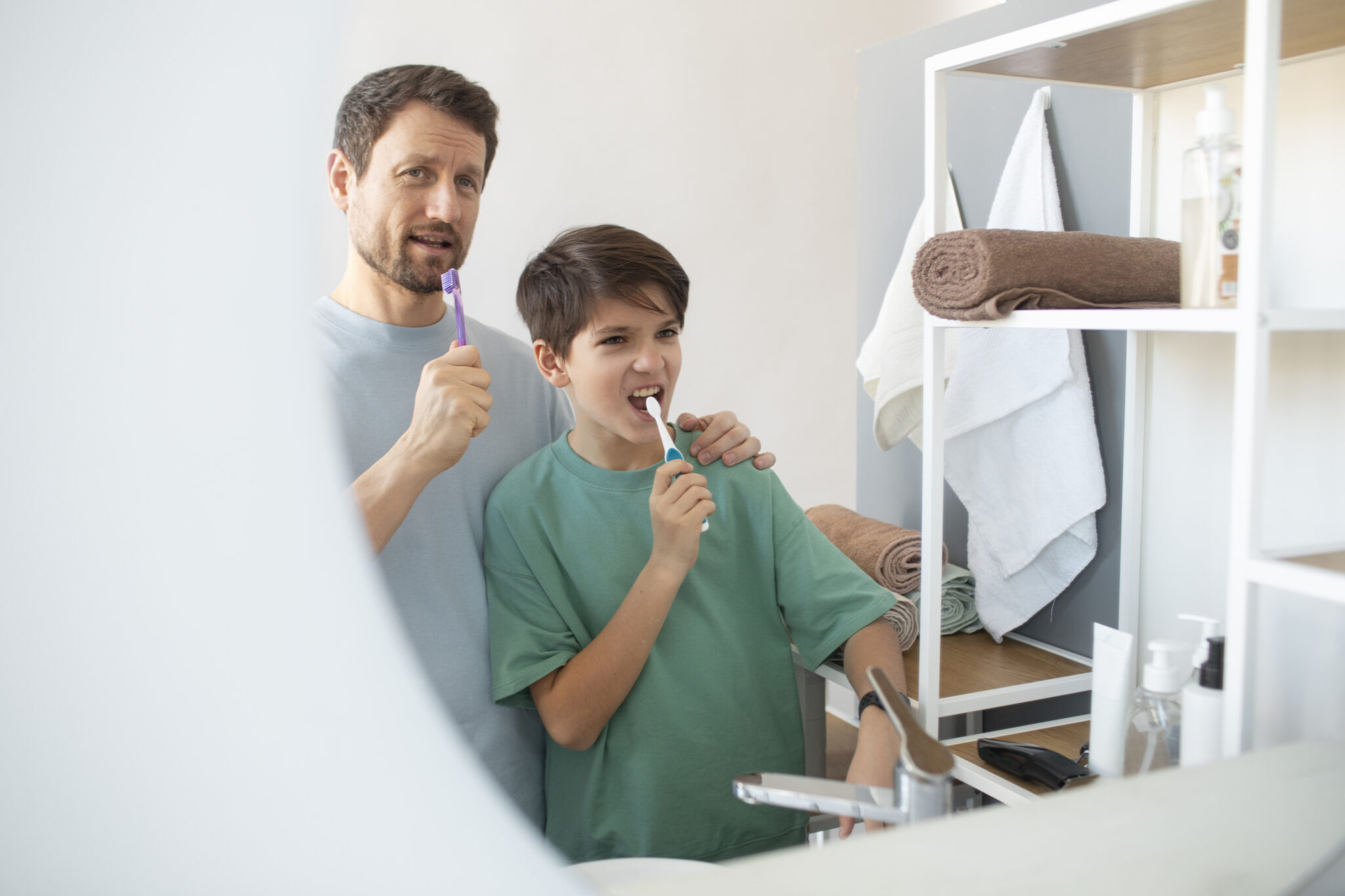 Electric Vs Manual Toothbrush: Which Cleans Better In 2025?